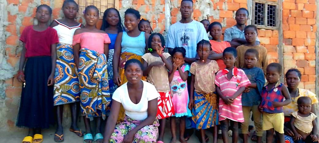 Campira: O casal da Gorongosa com corações em que cabem todos - Jornal ...